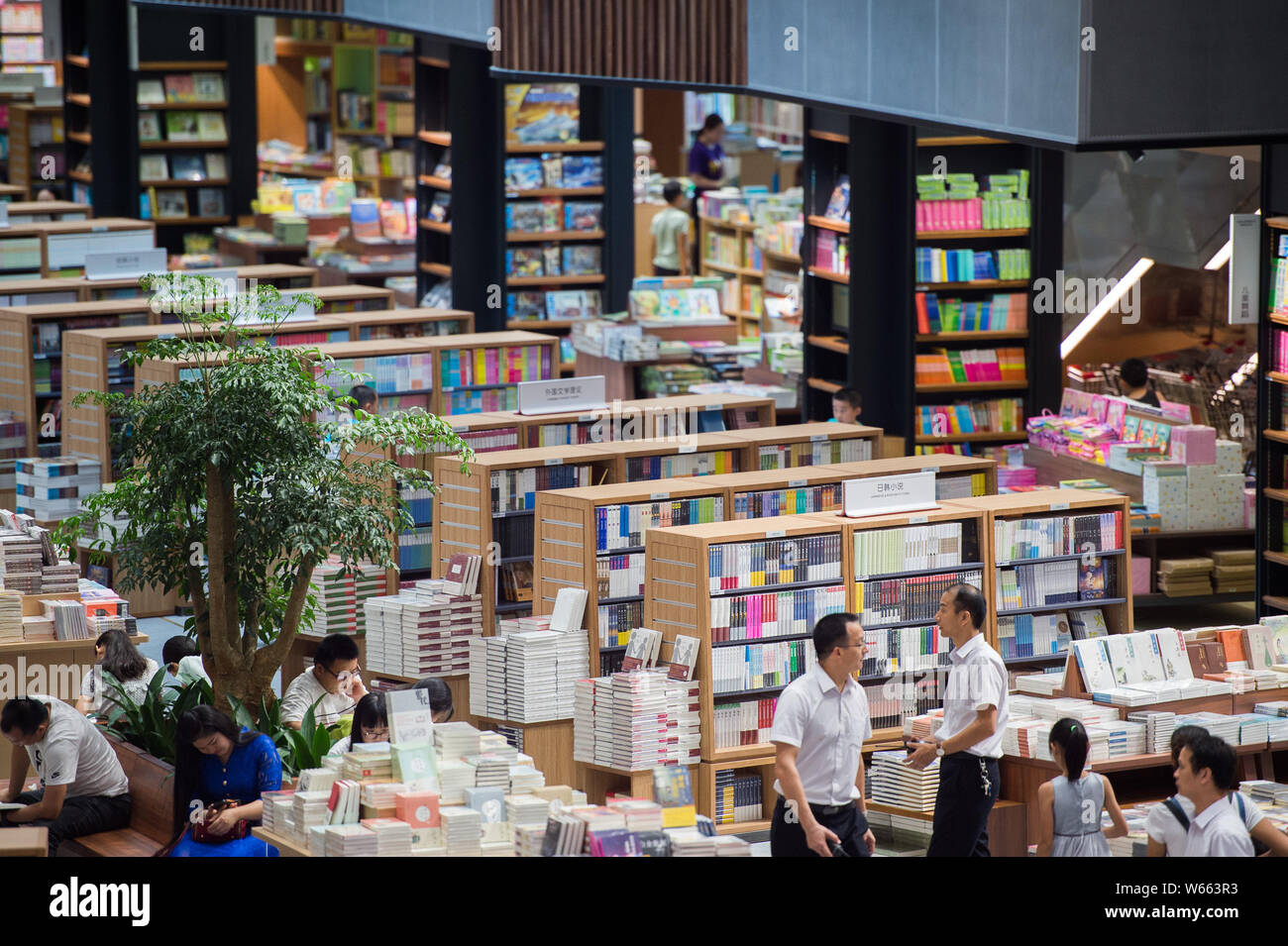 Customers select and read books in Shenzhen Book City Longgang Store ...