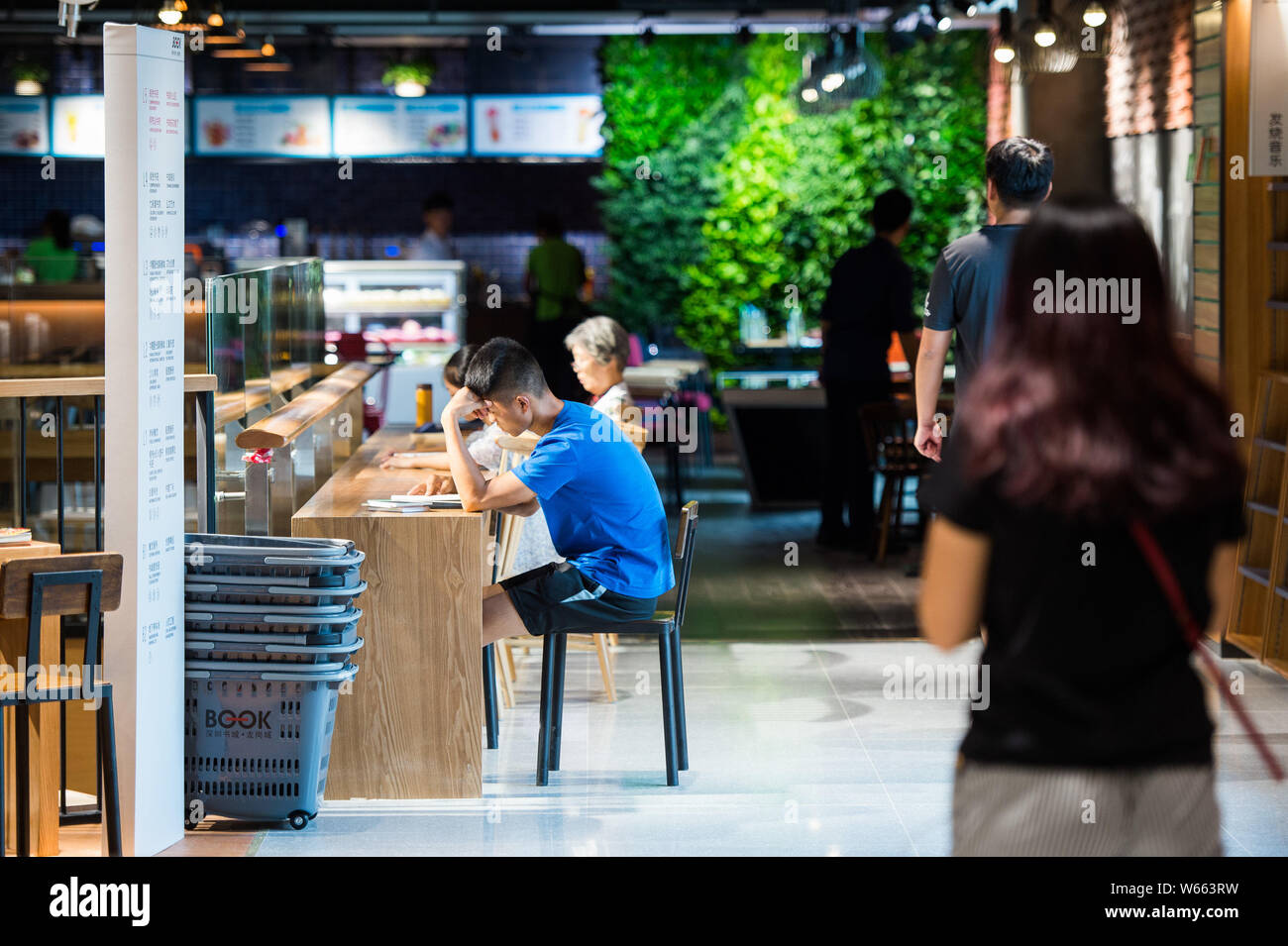 Customers select and read books in Shenzhen Book City Longgang Store ...