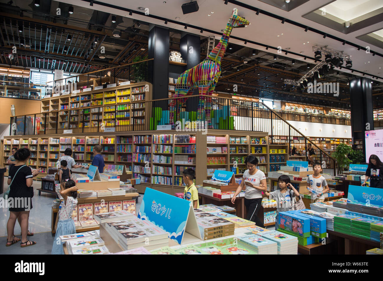 Customers select and read books in Shenzhen Book City Longgang Store ...