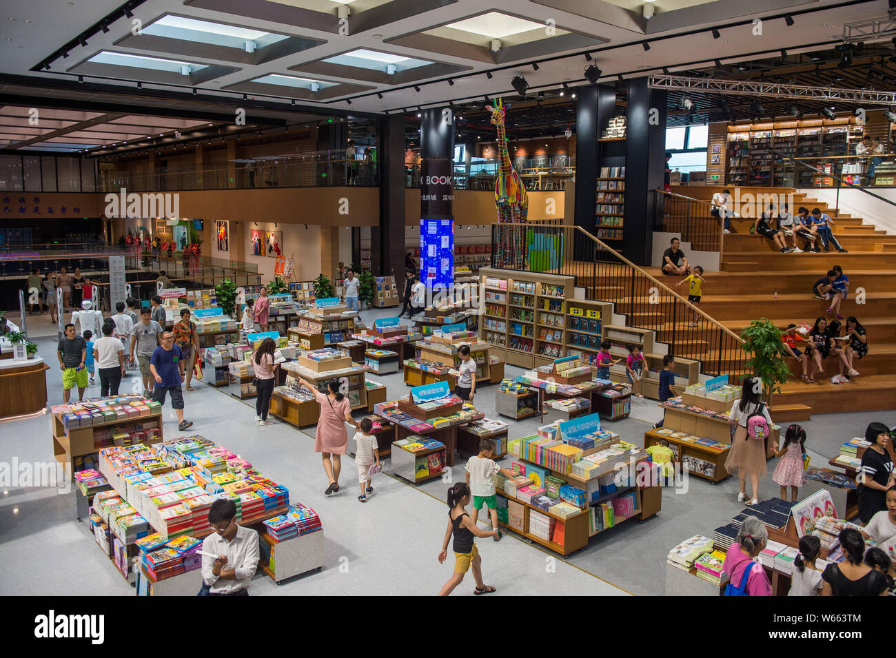 Customers select and read books in Shenzhen Book City Longgang Store ...