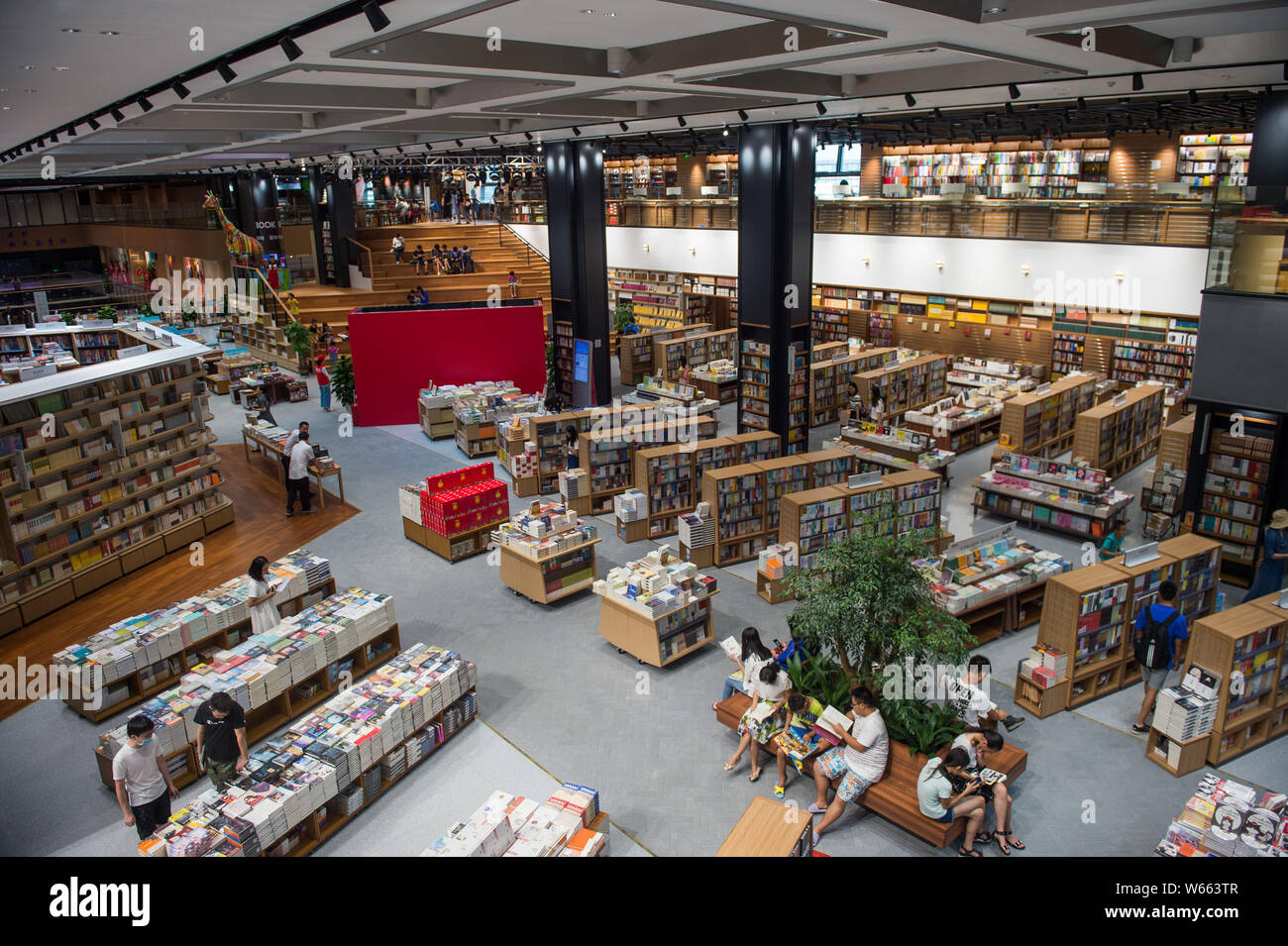 Customers select and read books in Shenzhen Book City Longgang Store ...