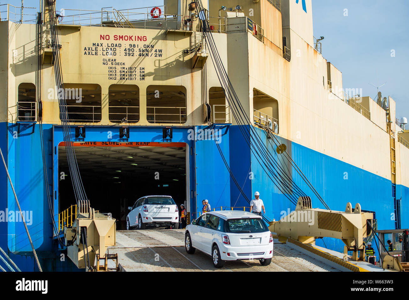 BYD pure electric e6 cars to be exported to Thailand drive into a cargo ...