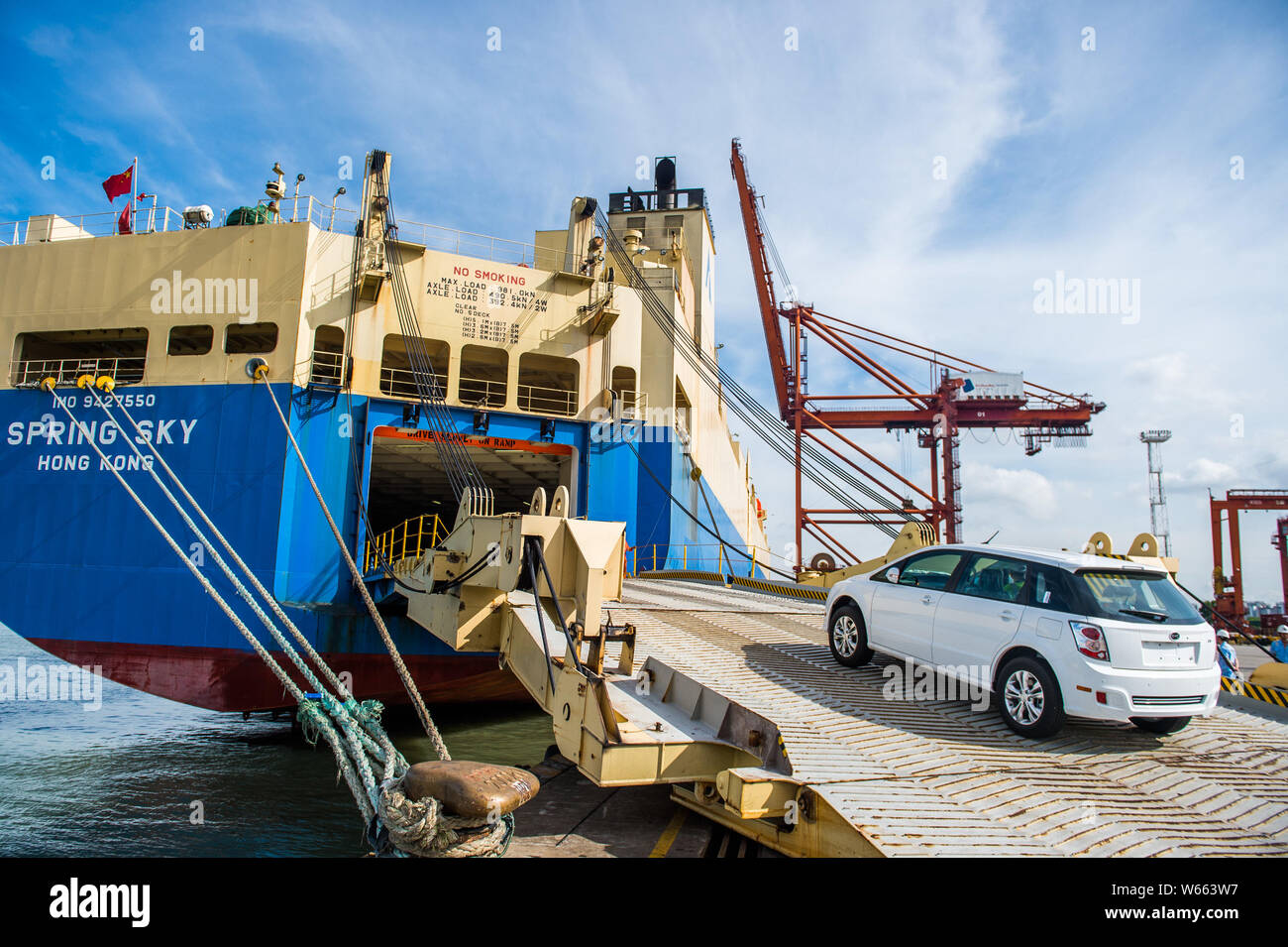 BYD pure electric e6 cars to be exported to Thailand drive into a cargo ...