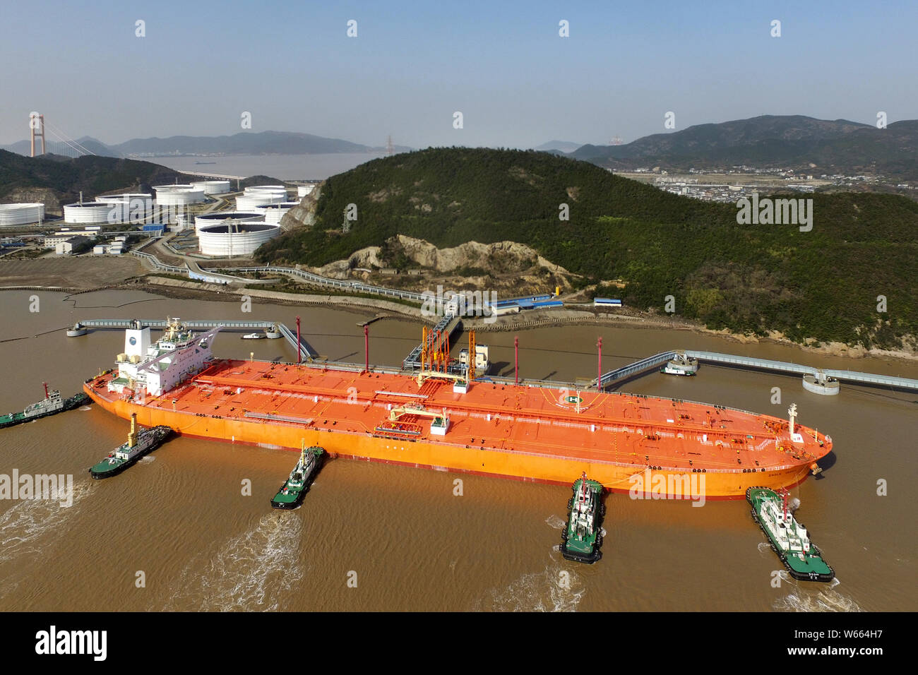 Tugboats dock the oil tanker "EAGLE VARNA" carrying imported crude oil ...