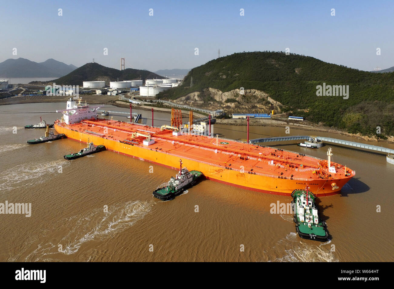 Tugboats dock the oil tanker "EAGLE VARNA" carrying imported crude oil ...