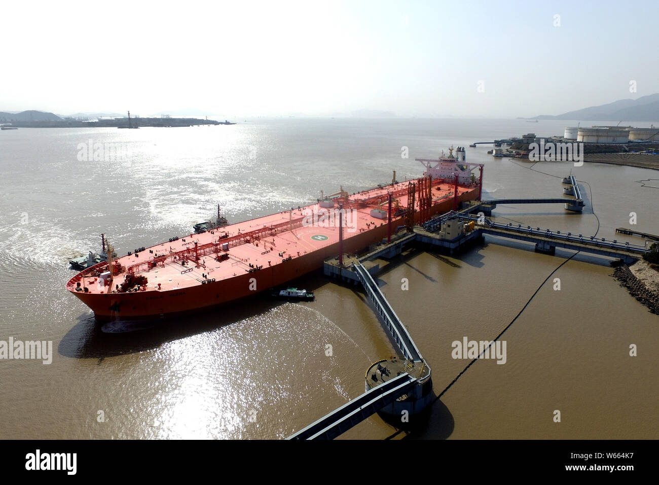 Tugboats dock the oil tanker "EAGLE VARNA" carrying imported crude oil ...