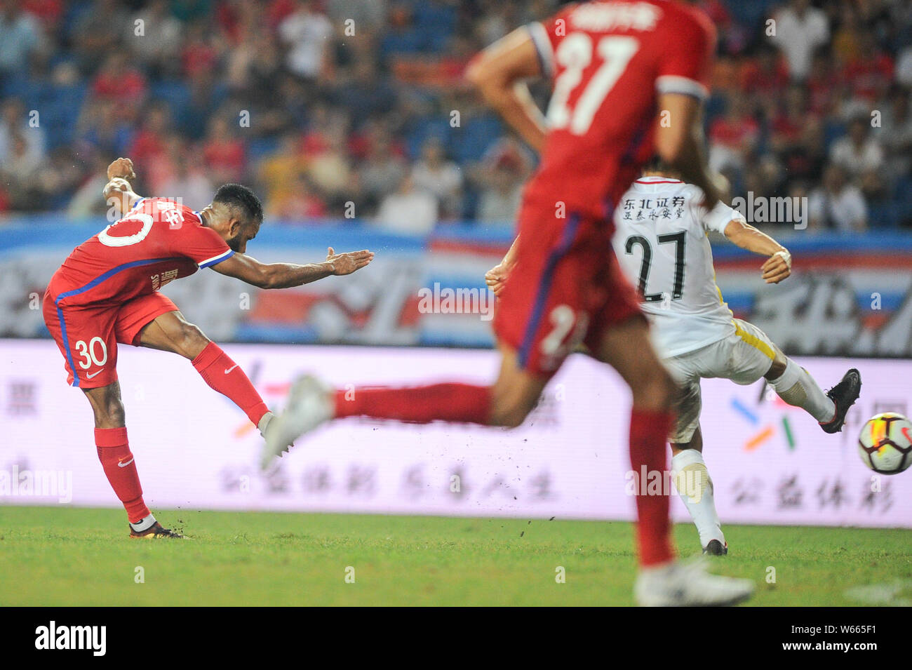 Brazilian football player Luiz Fernandinho of Chongqing SWM, left ...