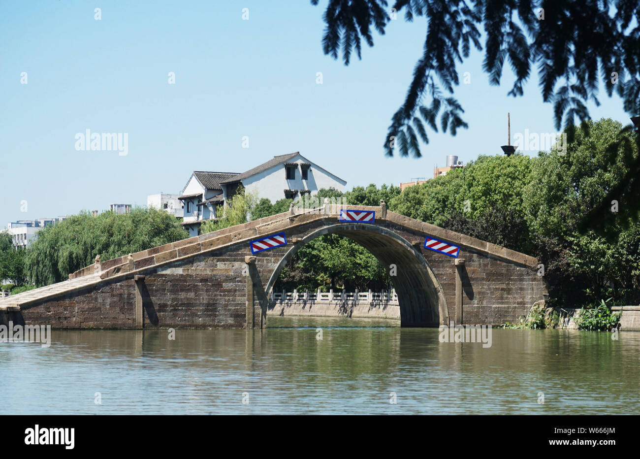 Chinese stone bridge hangzhou hi-res stock photography and images - Alamy