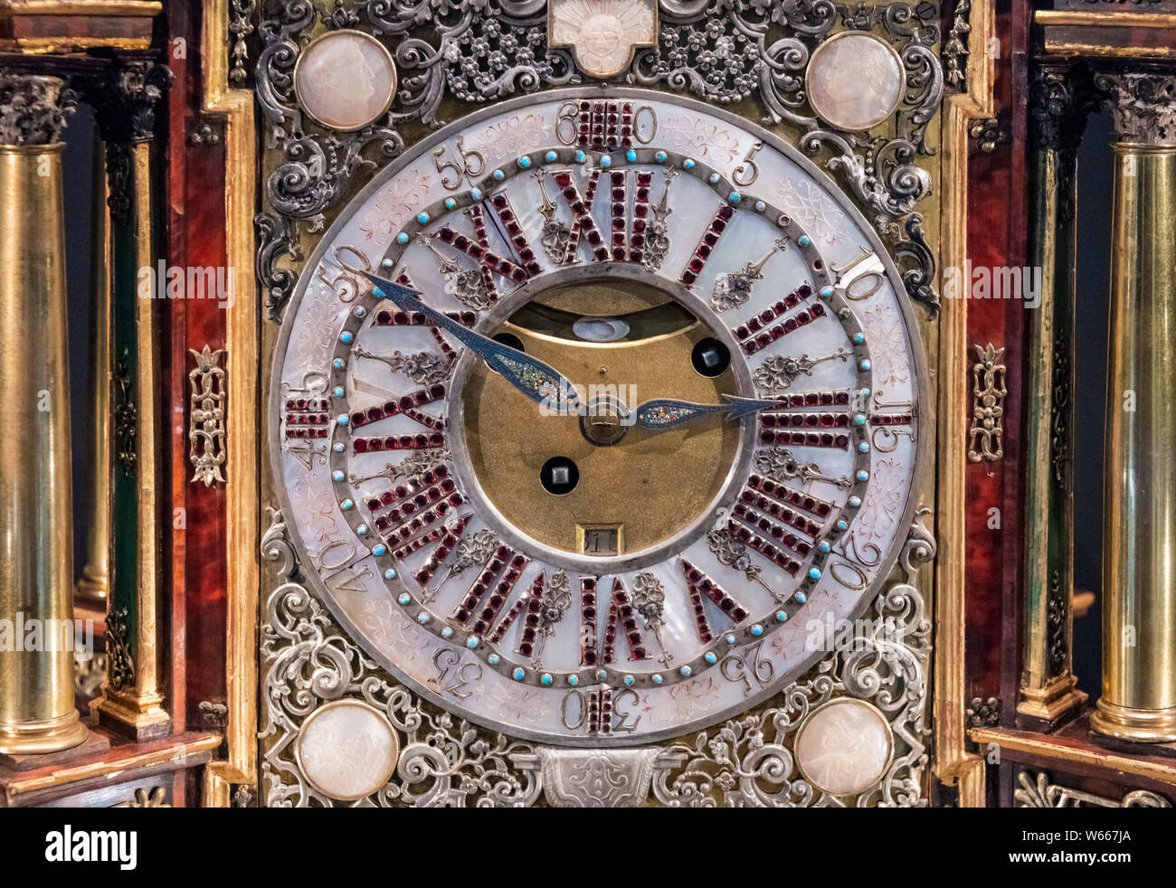 1720 clock hi-res stock photography and images - Alamy