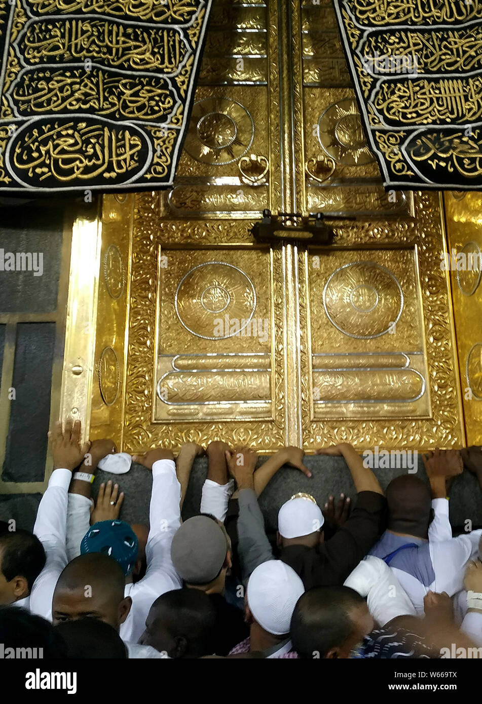 July 30, 2019, Mecca, Jedddah, Saudi Arabia: Muslim pilgrims kiss and ...