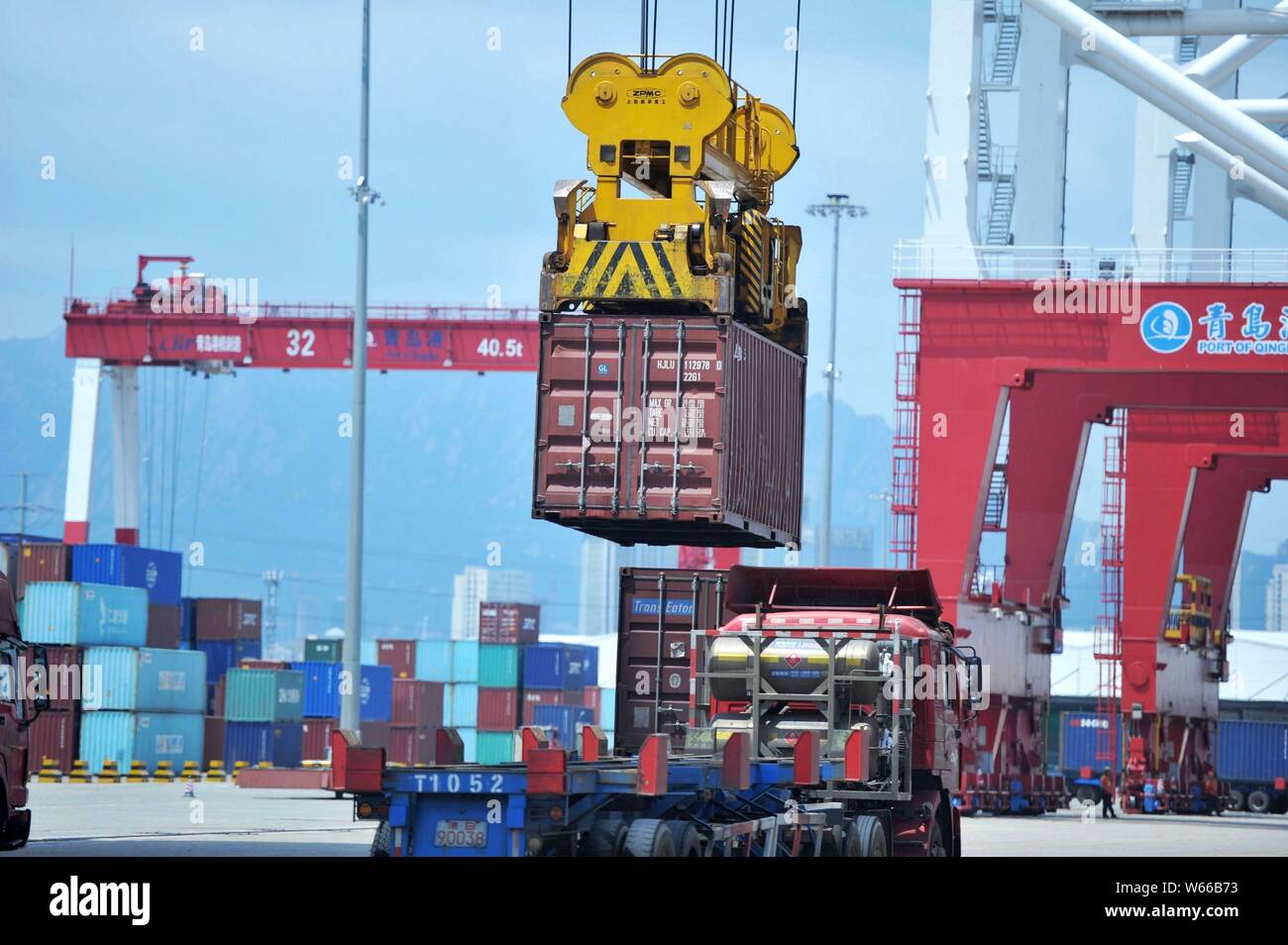 Crane vehicle lifts container hi-res stock photography and images - Alamy