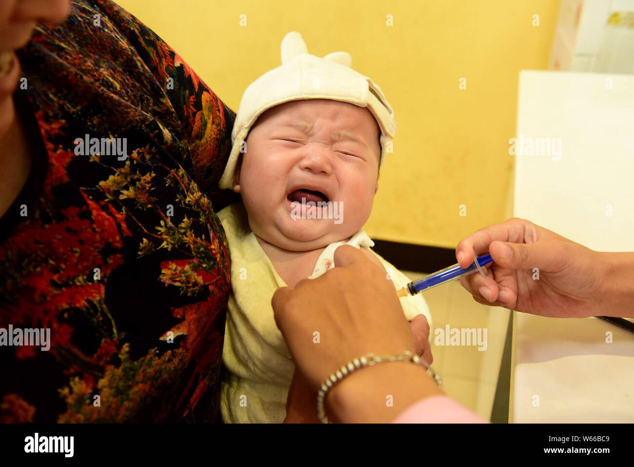 --FILE--A Chinese medical worker vaccinates a baby at a disease control ...