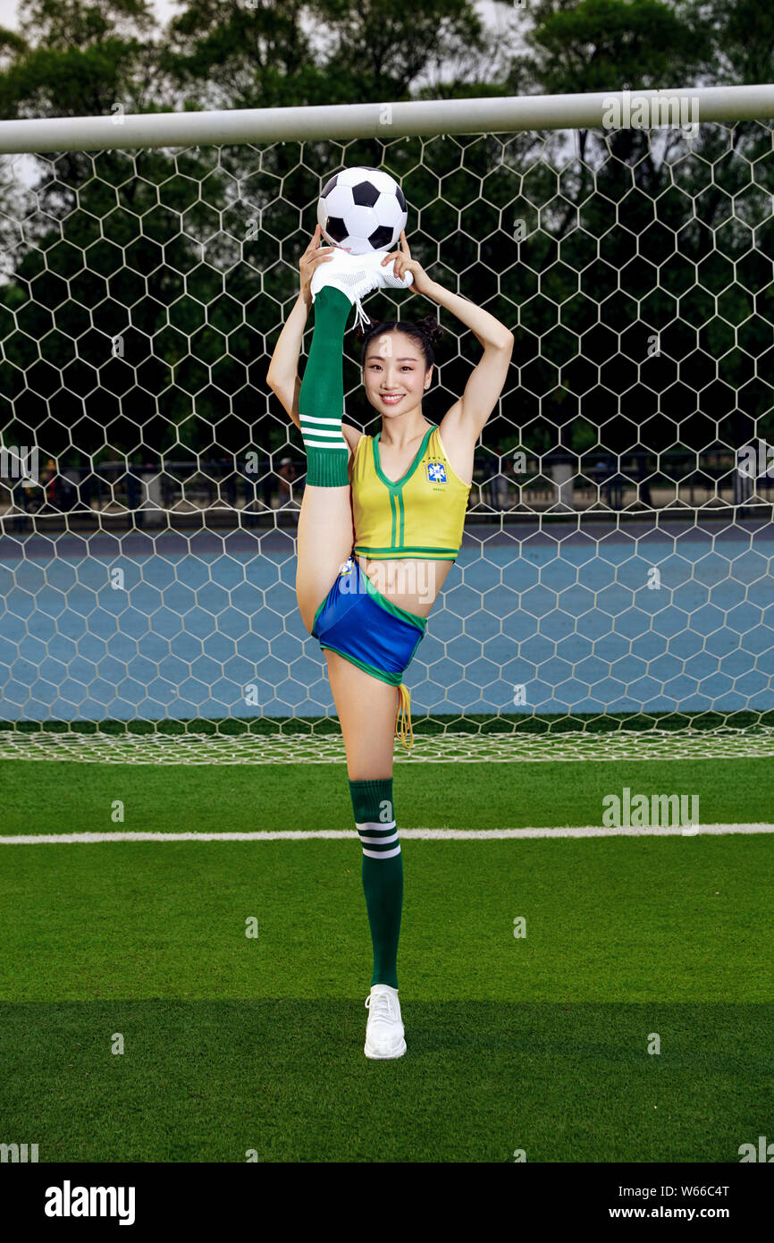 27-year-old Chinese contortionist Liu Teng shows the flexibility of her ...