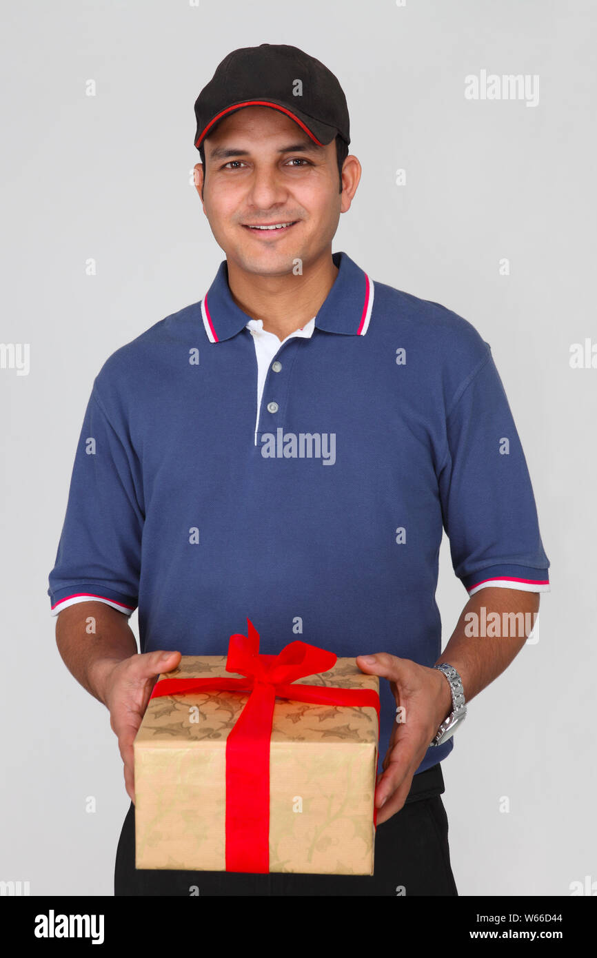 Delivery man delivering parcel Stock Photo - Alamy