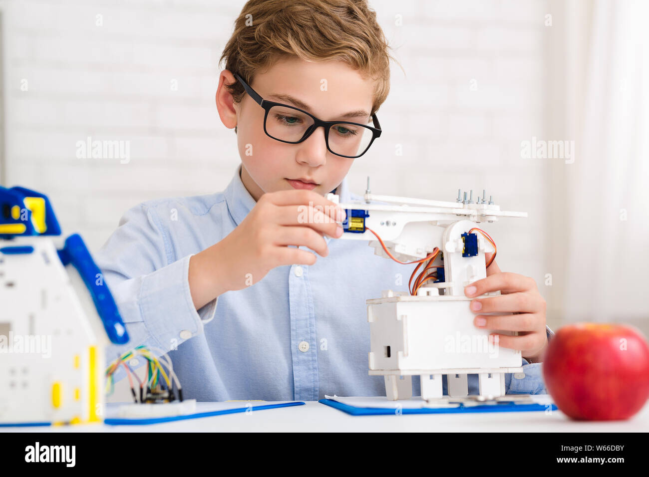 Robot classroom education hi-res stock photography and images - Alamy