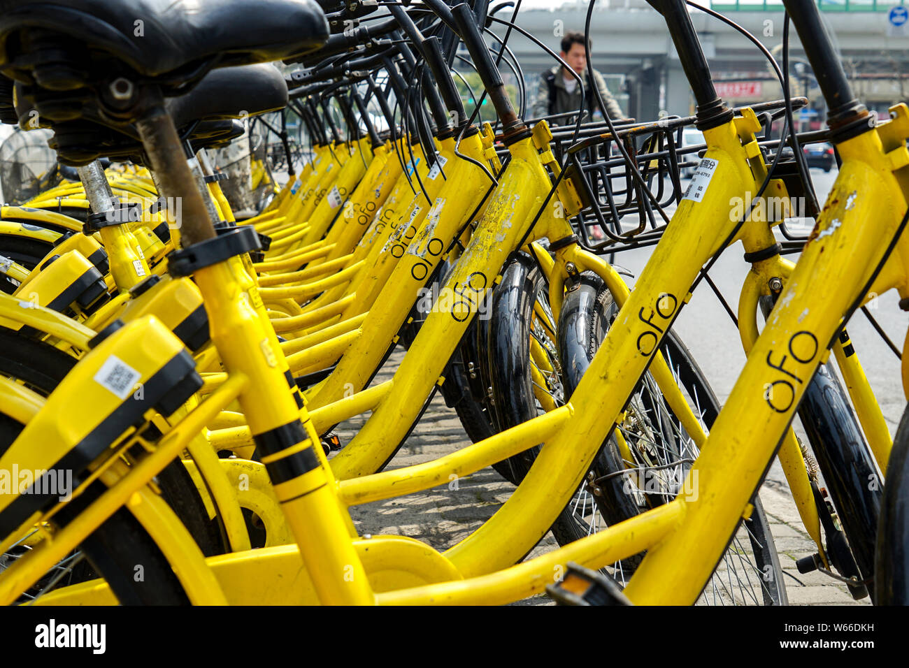 Chinese bike sharing company ofo hi-res stock photography and images ...