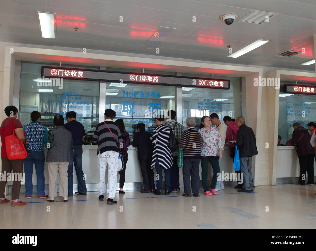 --FILE--Chinese patients queue up to pay fees in front of counters at a ...