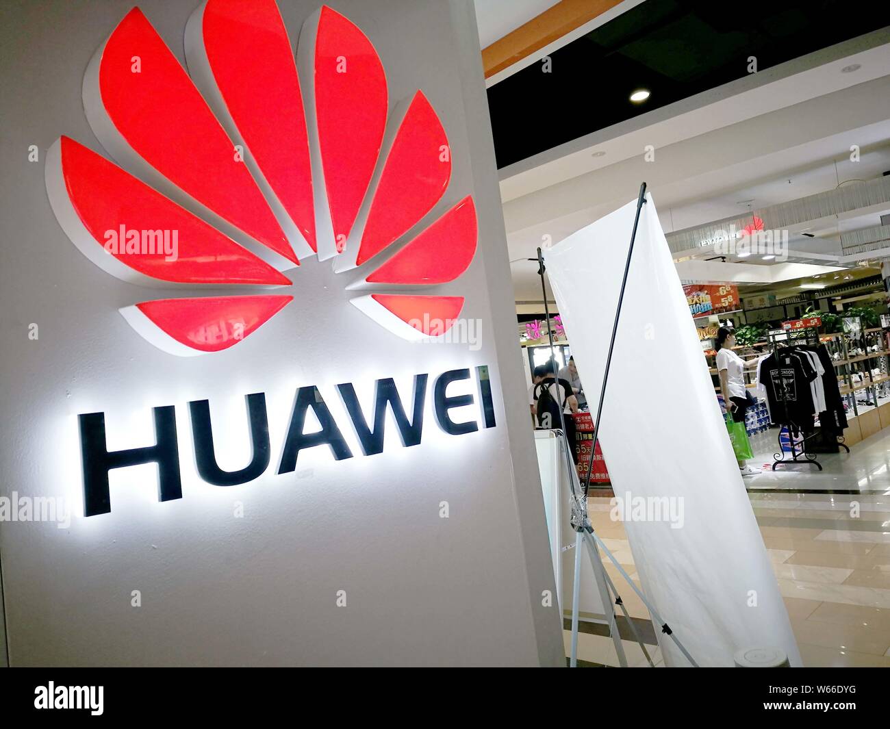 --FILE--A logo of Huawei is pictured in Huaibei city, east China's ...