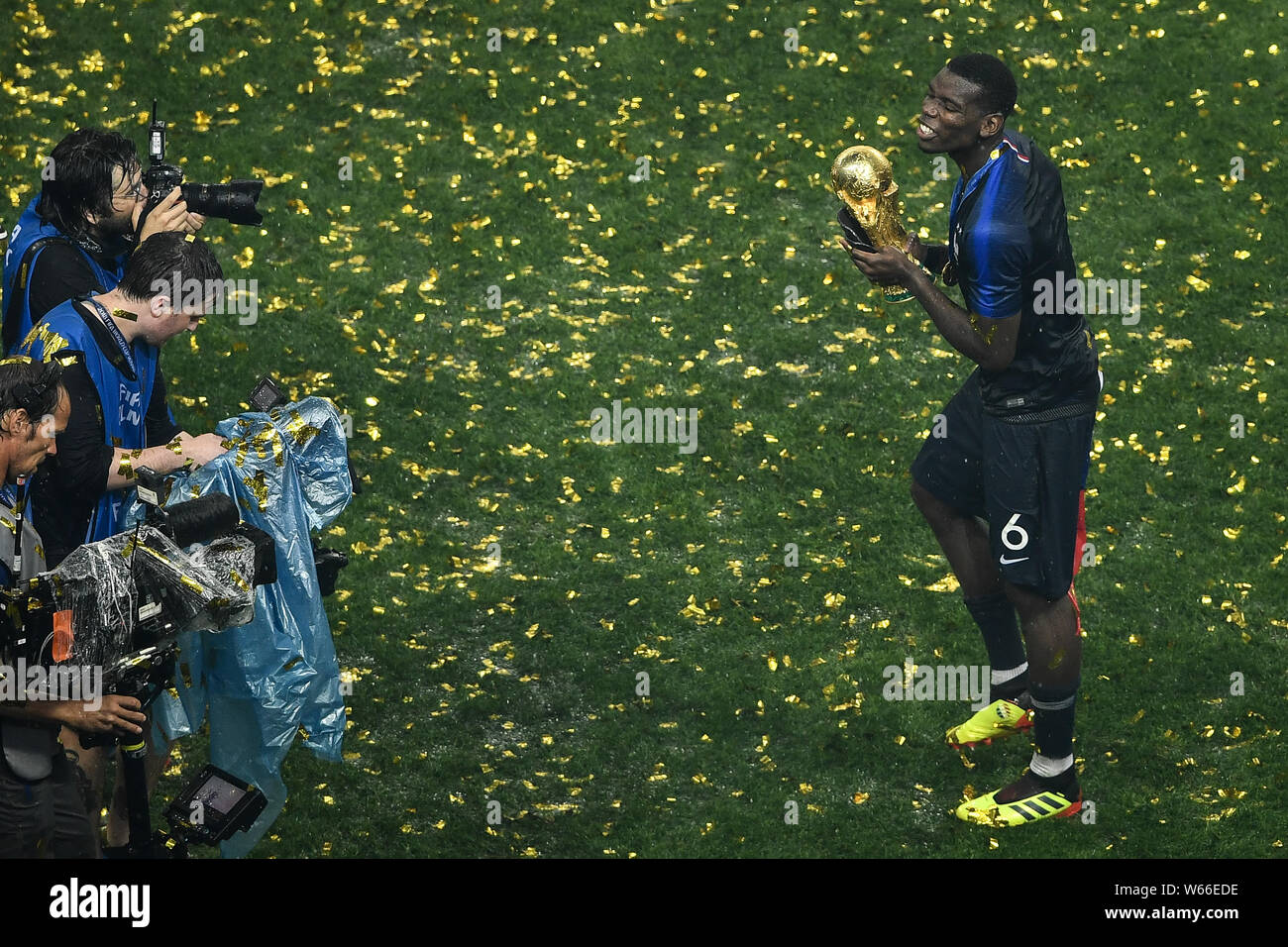 Paul pogba france world cup trophy hi-res stock photography and images ...