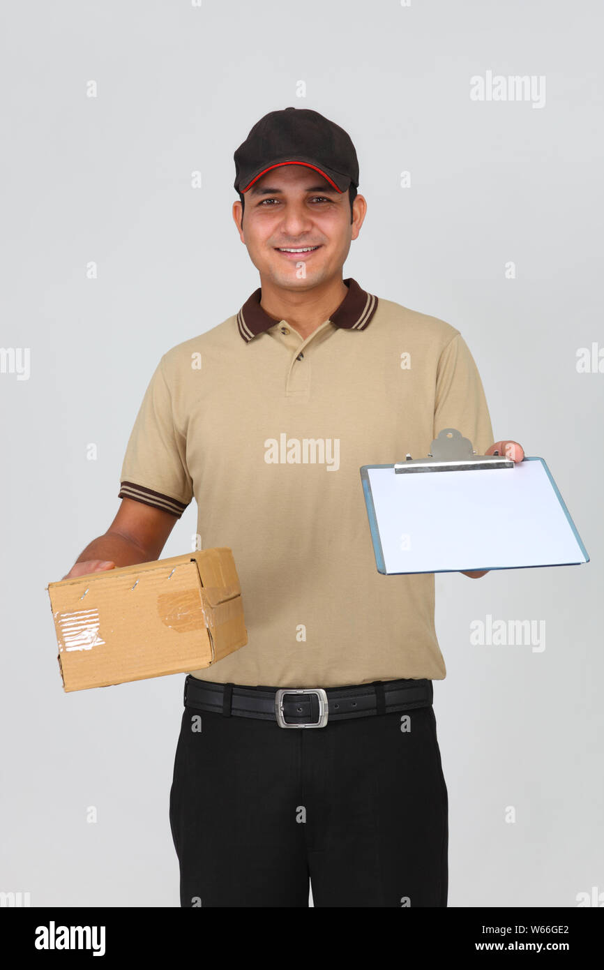 Delivery man delivering parcel Stock Photo - Alamy