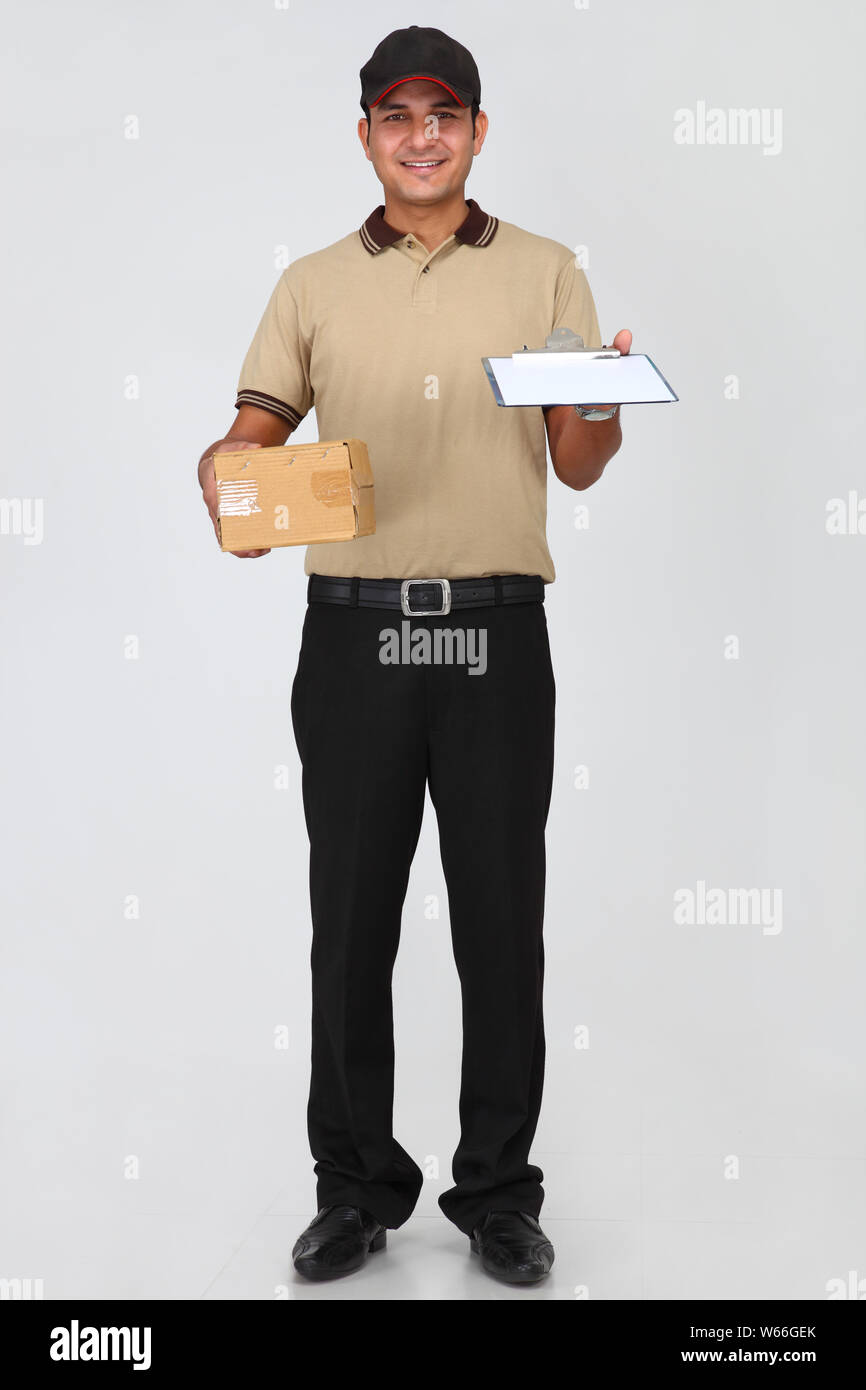 Delivery man delivering parcel Stock Photo - Alamy
