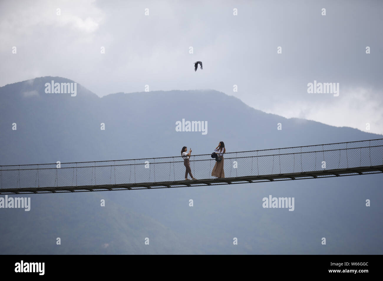 Wire bridge nepal hi-res stock photography and images - Alamy
