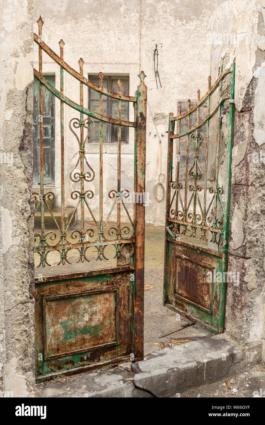 Rusting ornate gates hi-res stock photography and images - Alamy