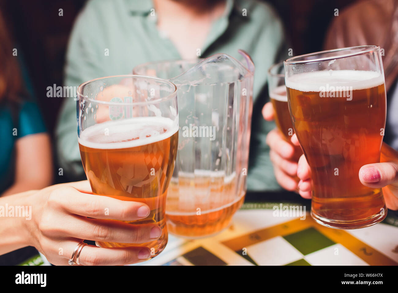Hand pulling beer pump hi-res stock photography and images - Alamy