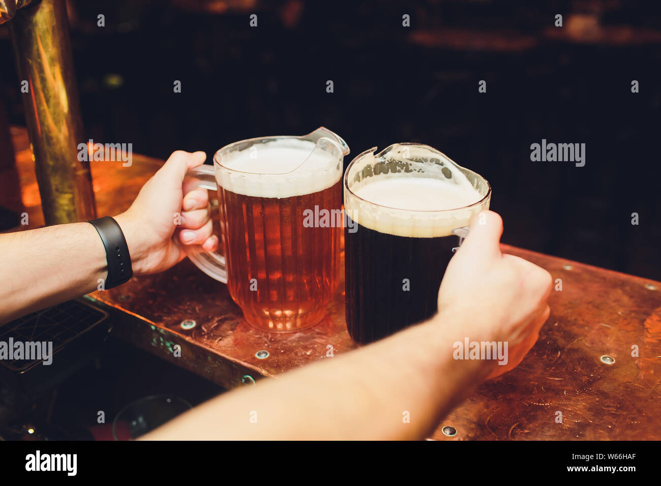 Hand pulling beer pump hi-res stock photography and images - Alamy