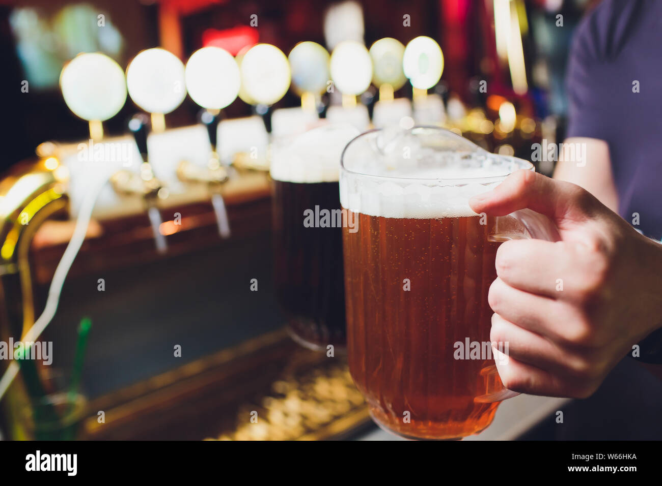 Hand pulling beer pump hi-res stock photography and images - Alamy