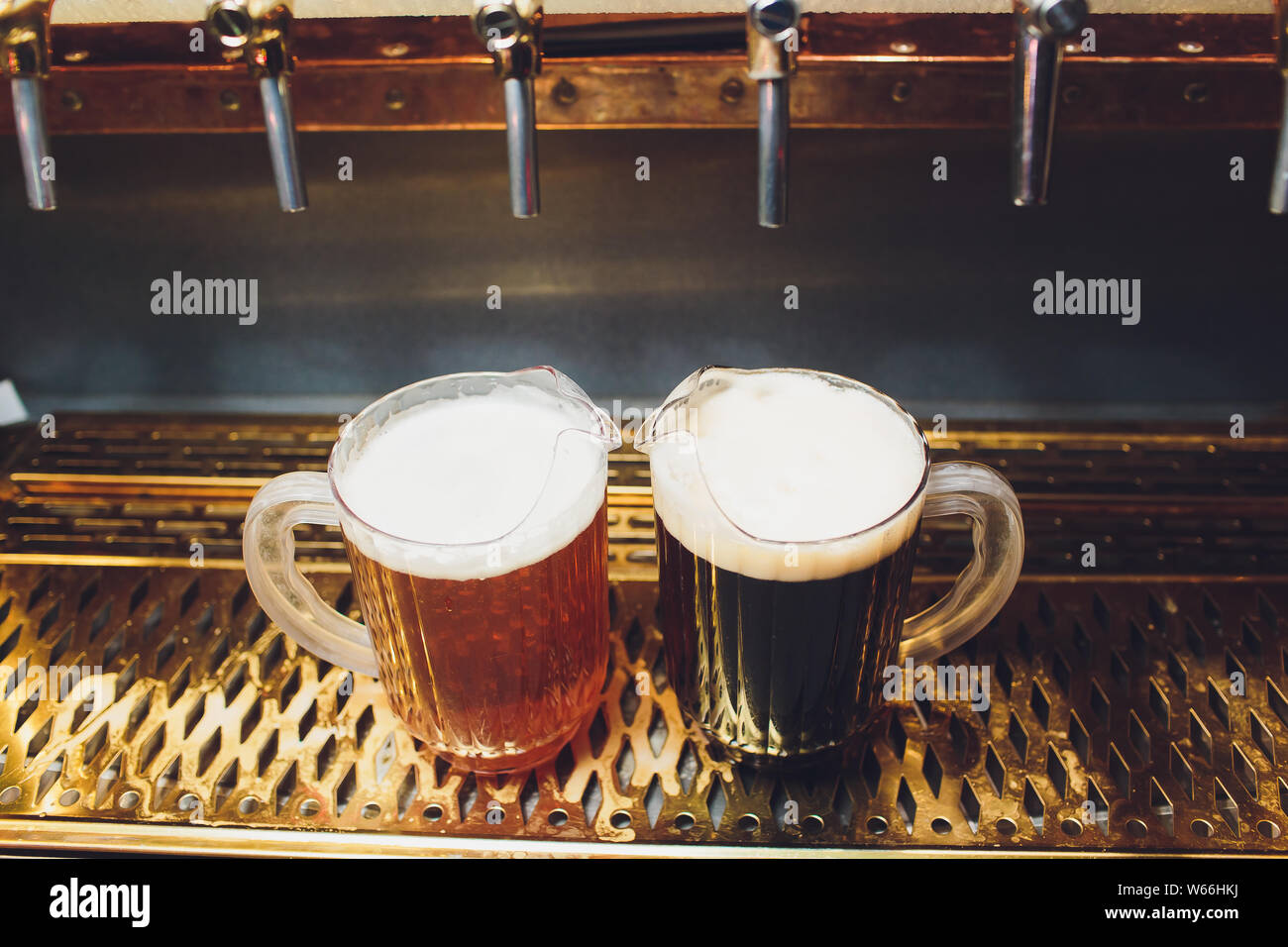 Hand pulling beer pump hi-res stock photography and images - Alamy