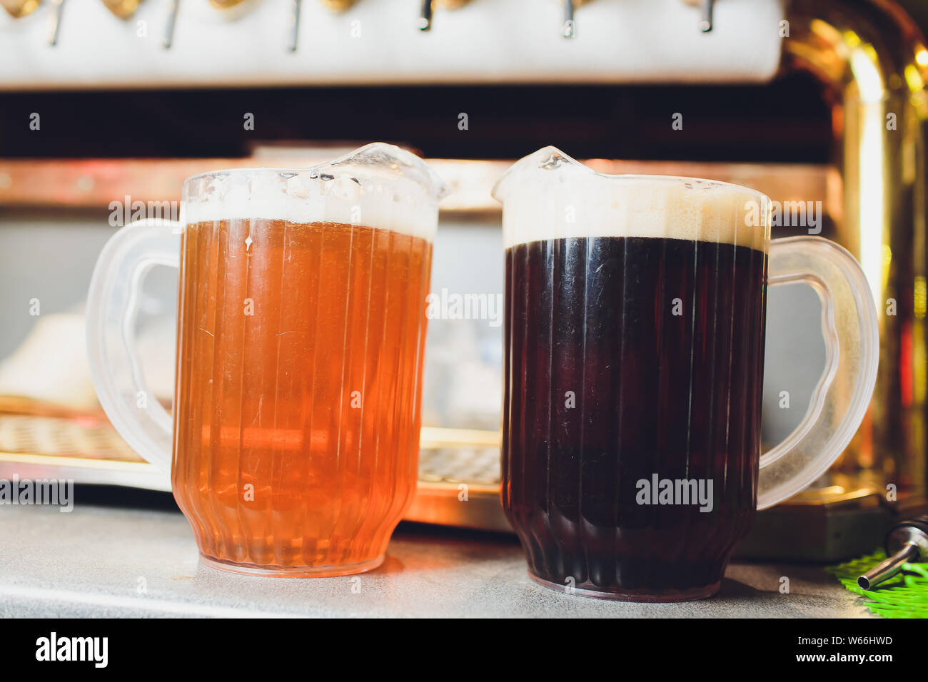 Hand pulling beer pump hi-res stock photography and images - Alamy