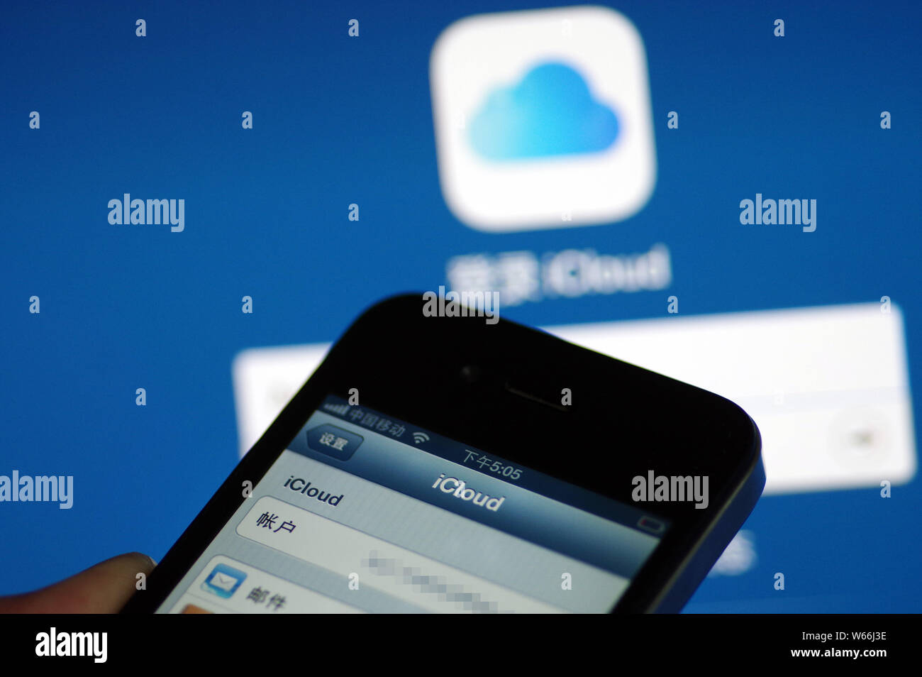 Icloud smartphone hi-res stock photography and images - Alamy