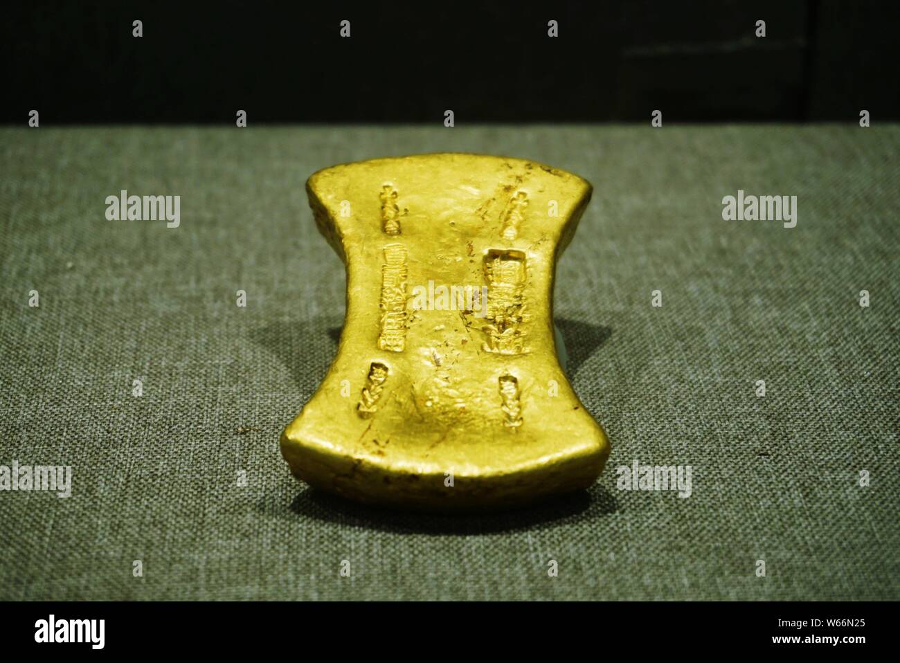 640 gold hi-res stock photography and images - Alamy