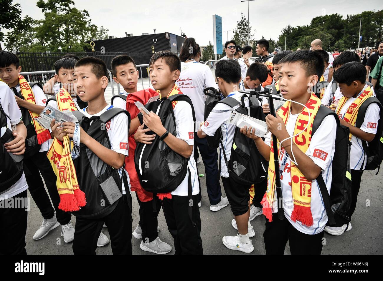 Chinese football fans hold up Chinese national flags to show support ...