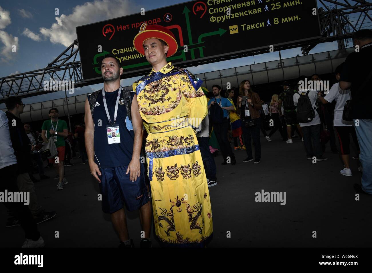 A Chinese fan dressed up as an emperor of the Qing dynasty ((1644¨C1912 ...