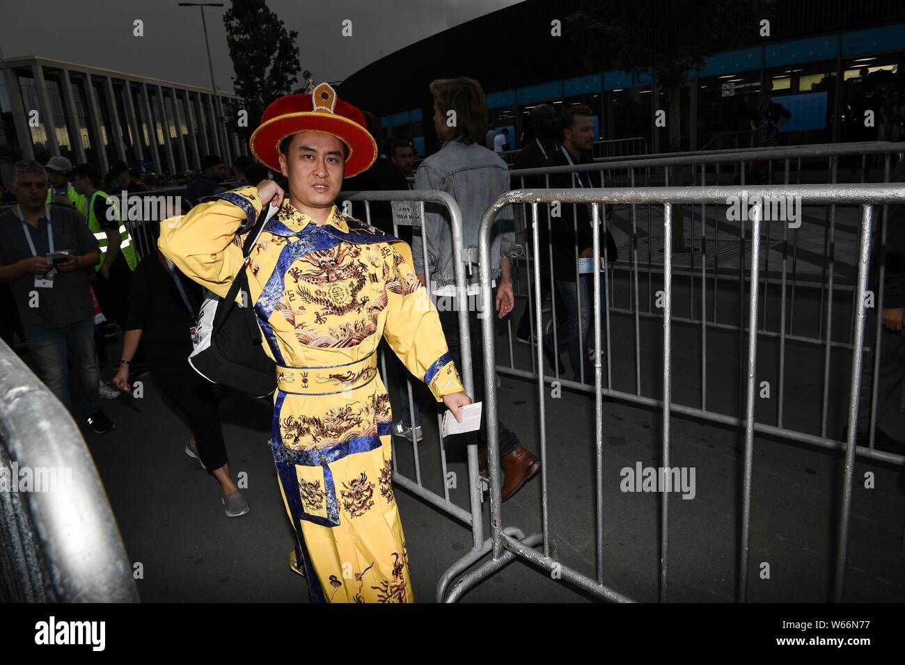 A Chinese fan dressed up as an emperor of the Qing dynasty ((1644¨C1912 ...