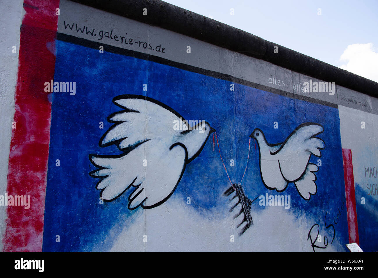 Section of the Berlin Wall with graffiti of doves for peace Stock Photo ...