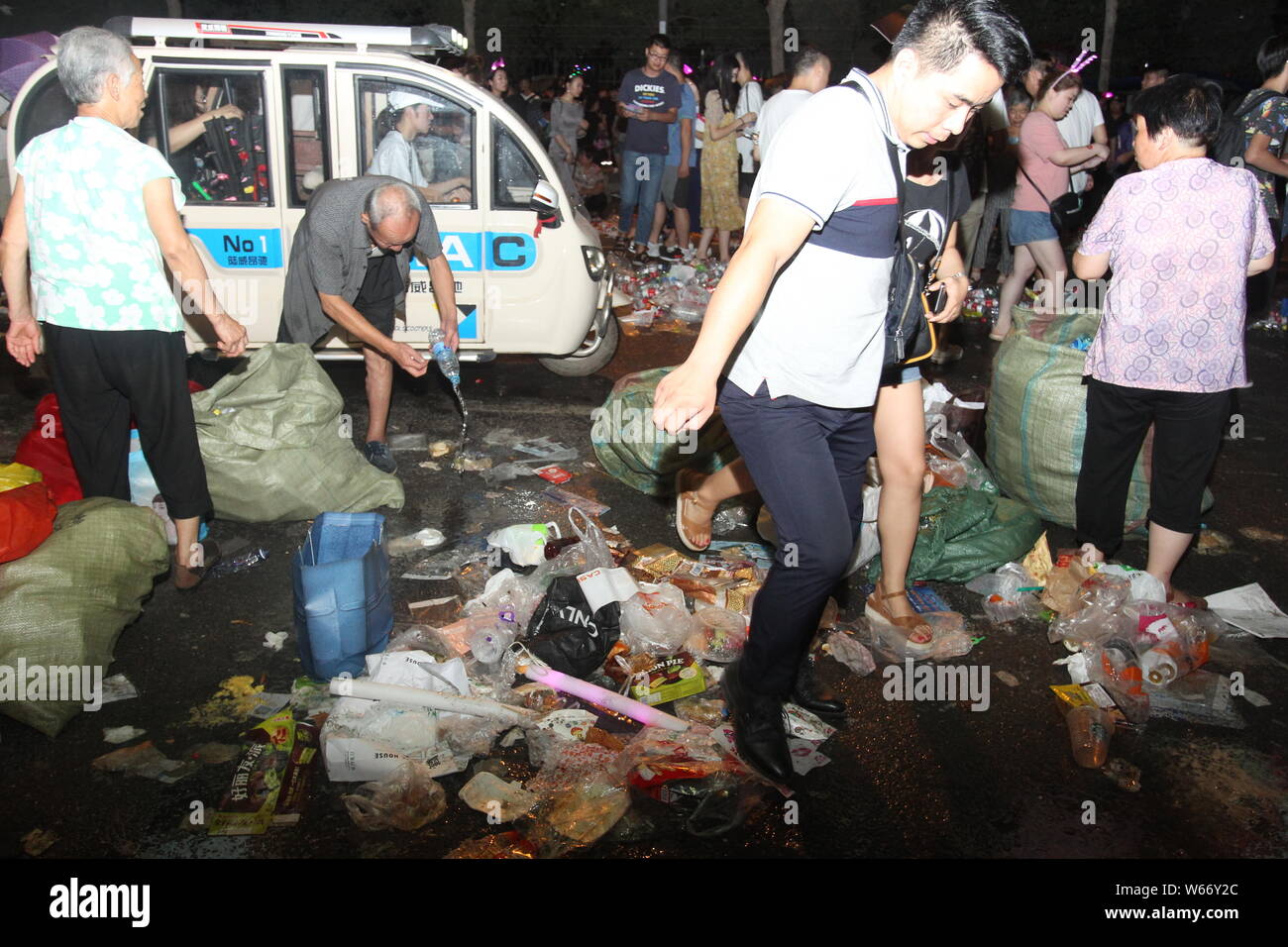 Garbage concert hi-res stock photography and images - Alamy