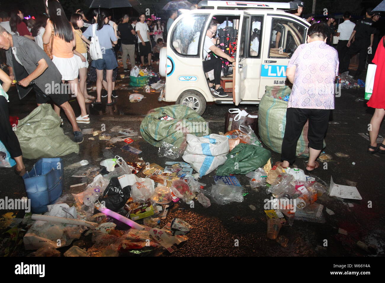 Garbage concert hi-res stock photography and images - Alamy