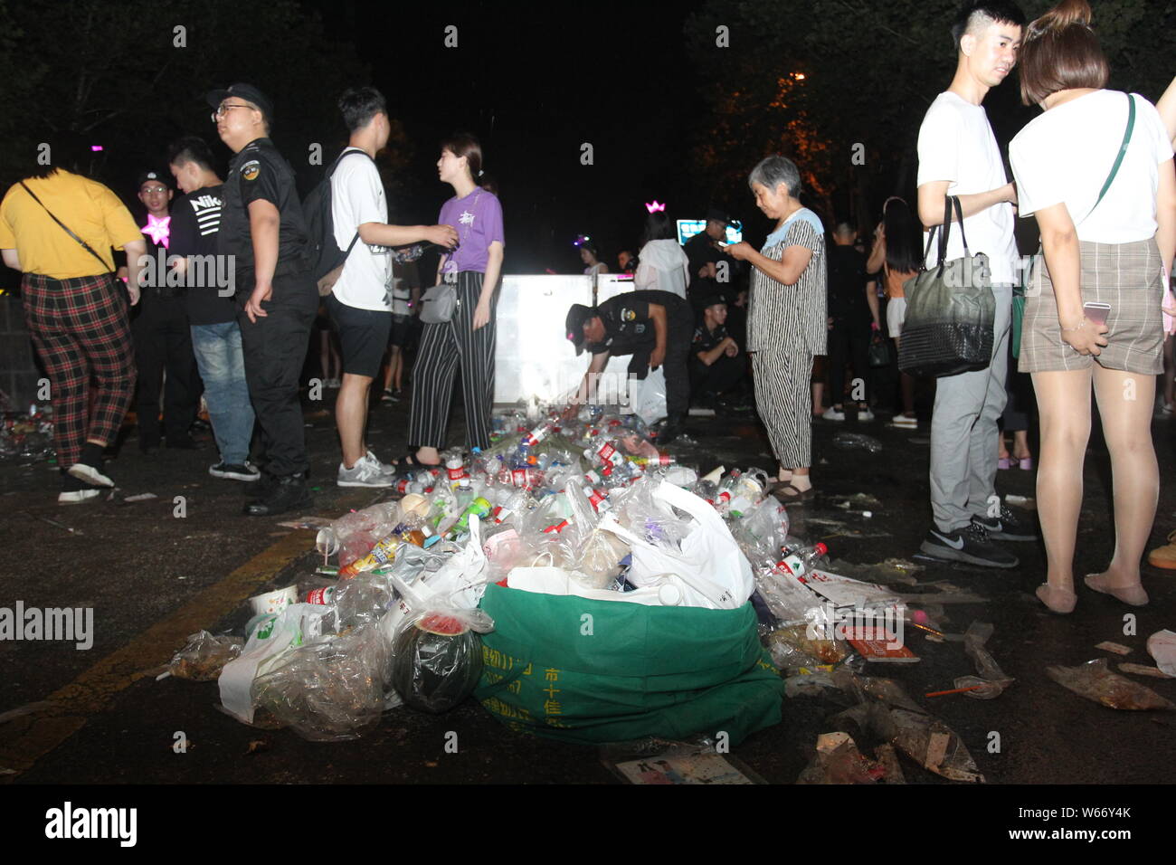 Garbage concert hi-res stock photography and images - Alamy