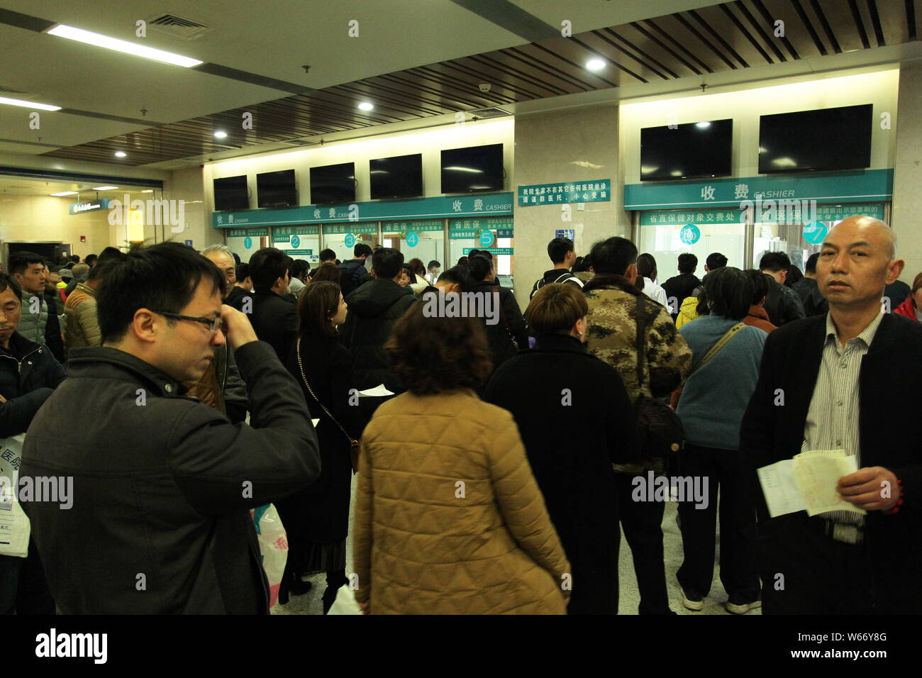 Patients queue hi-res stock photography and images - Alamy