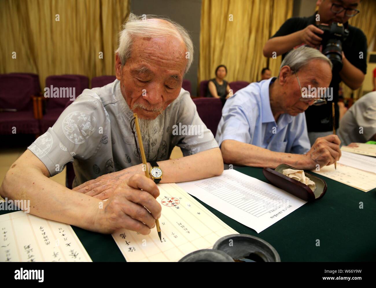 Senior professors write handwritten admission letters issued by Shaanxi ...