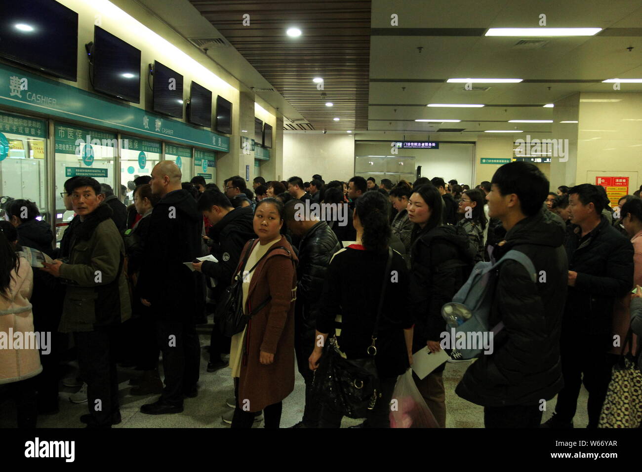 Patients queue hi-res stock photography and images - Alamy
