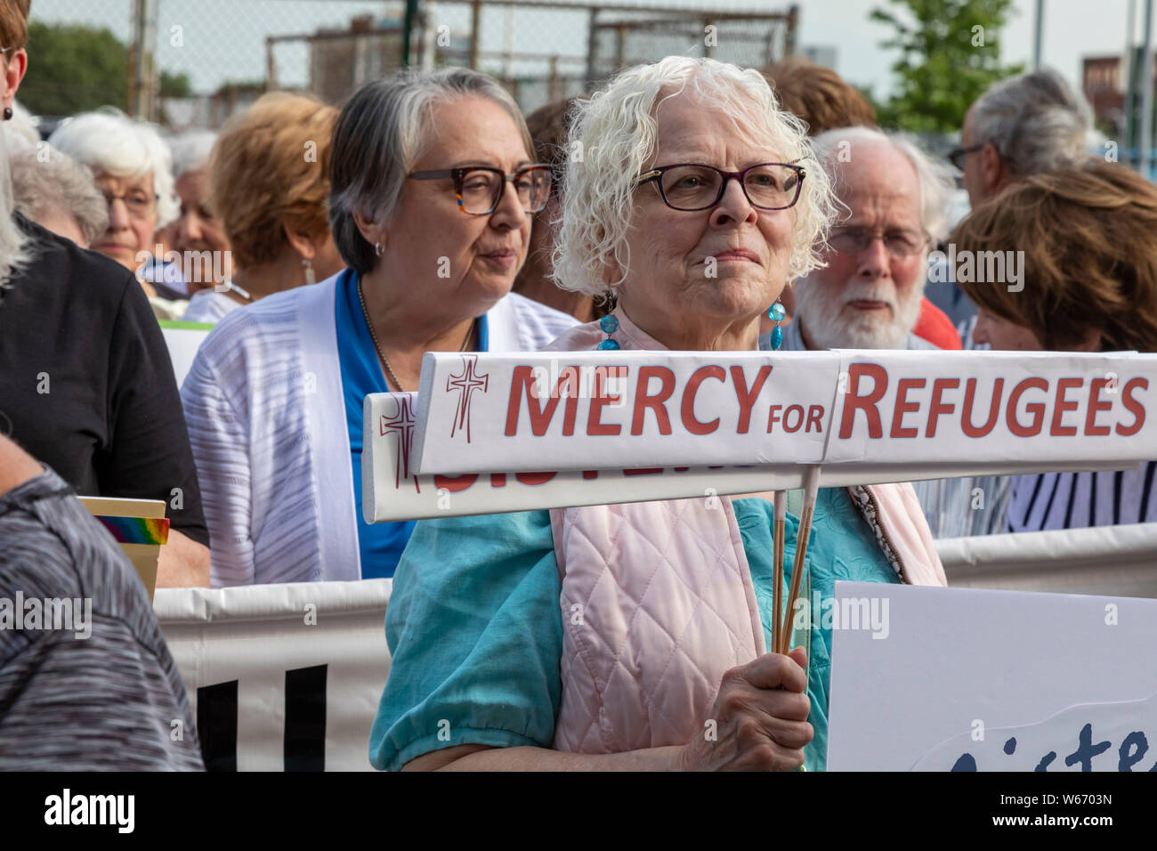 Family in line hi-res stock photography and images - Alamy