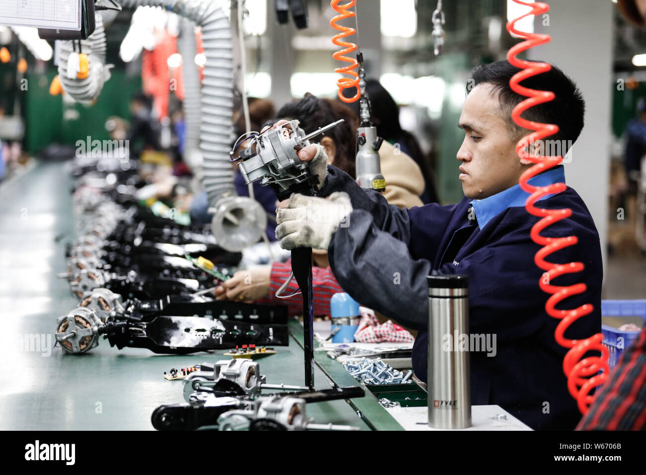 Line assembly appliance hi-res stock photography and images - Alamy