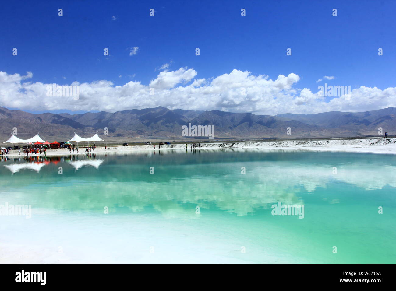 Landscape of the Da Qaidam Salt Lake, also known as the Emerald Lake ...