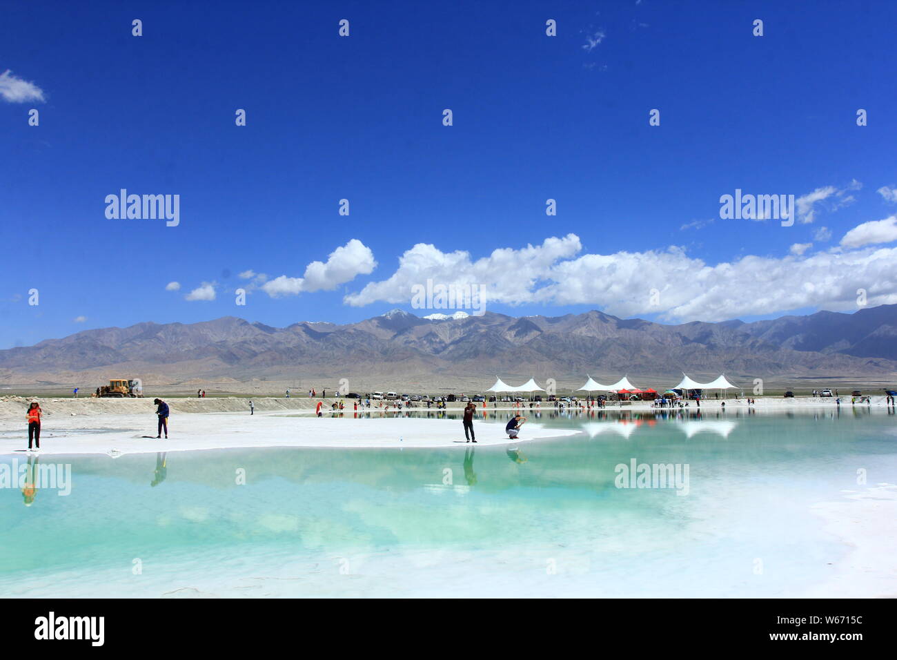 Landscape of the Da Qaidam Salt Lake, also known as the Emerald Lake ...