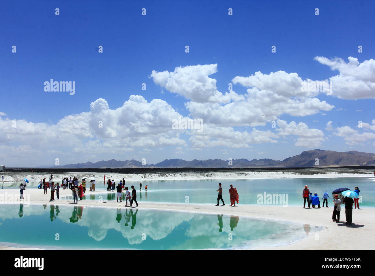 Landscape of the Da Qaidam Salt Lake, also known as the Emerald Lake ...