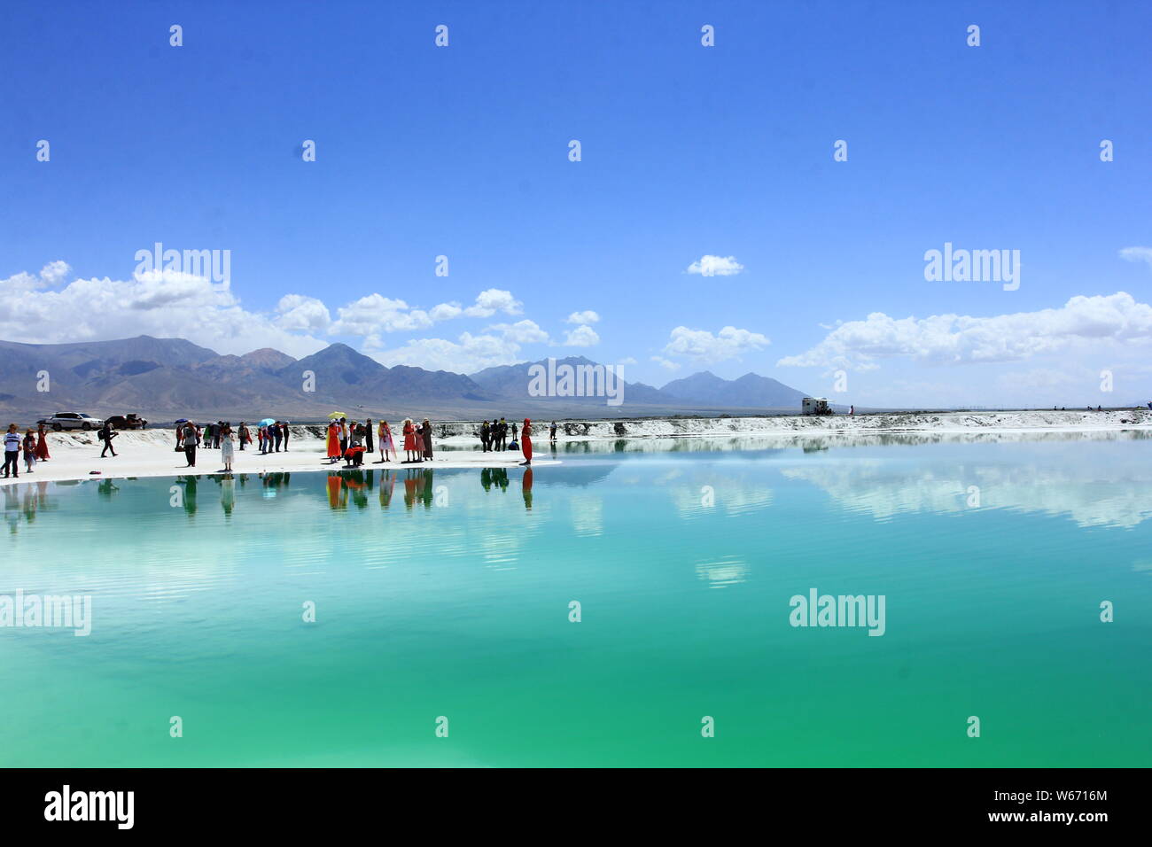 Landscape of the Da Qaidam Salt Lake, also known as the Emerald Lake ...